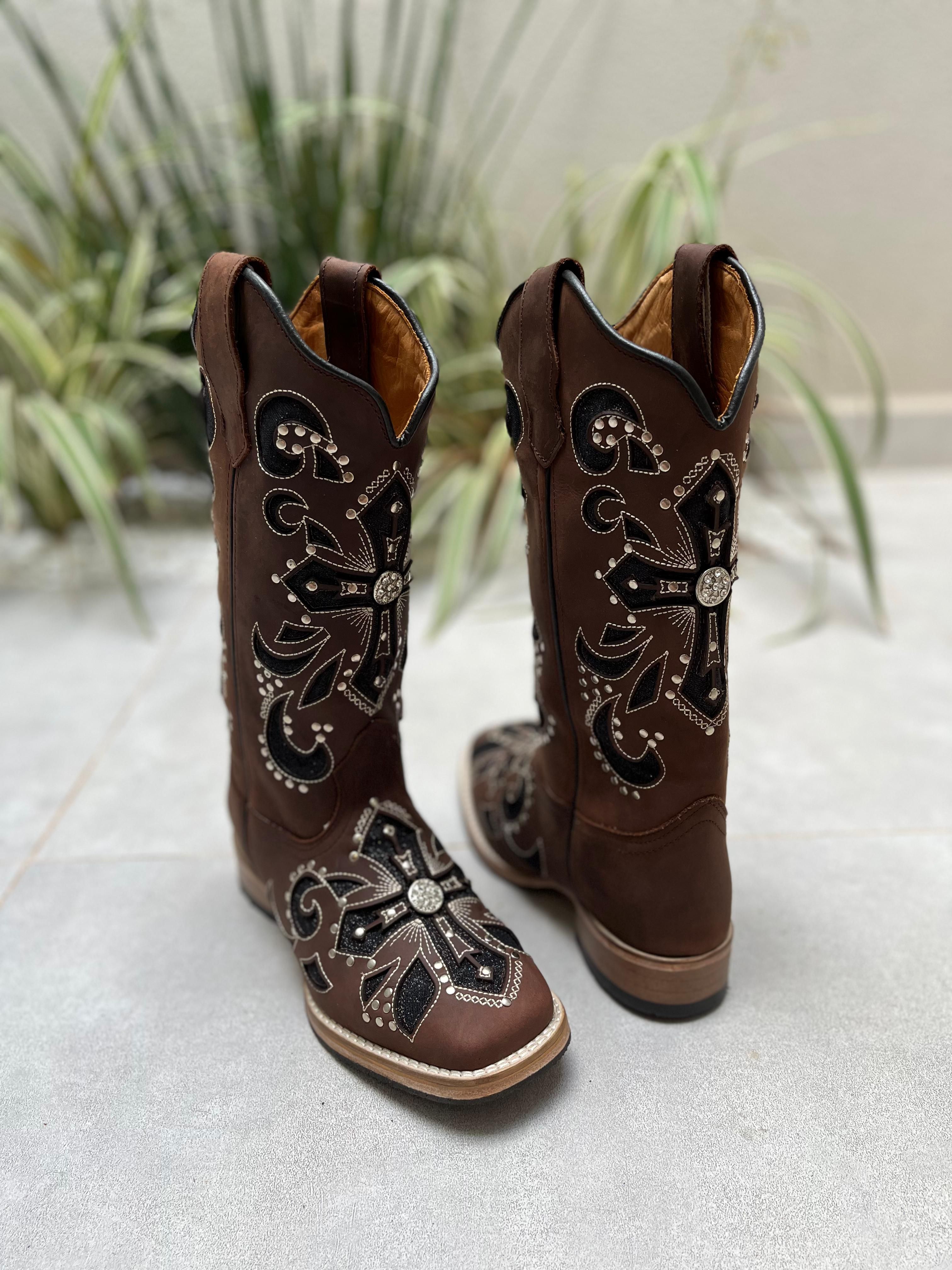 BOTA TEXANA EM COURO A LASER CRUZ GLITTER PRETO + METAIS COM SOLADO DE ...