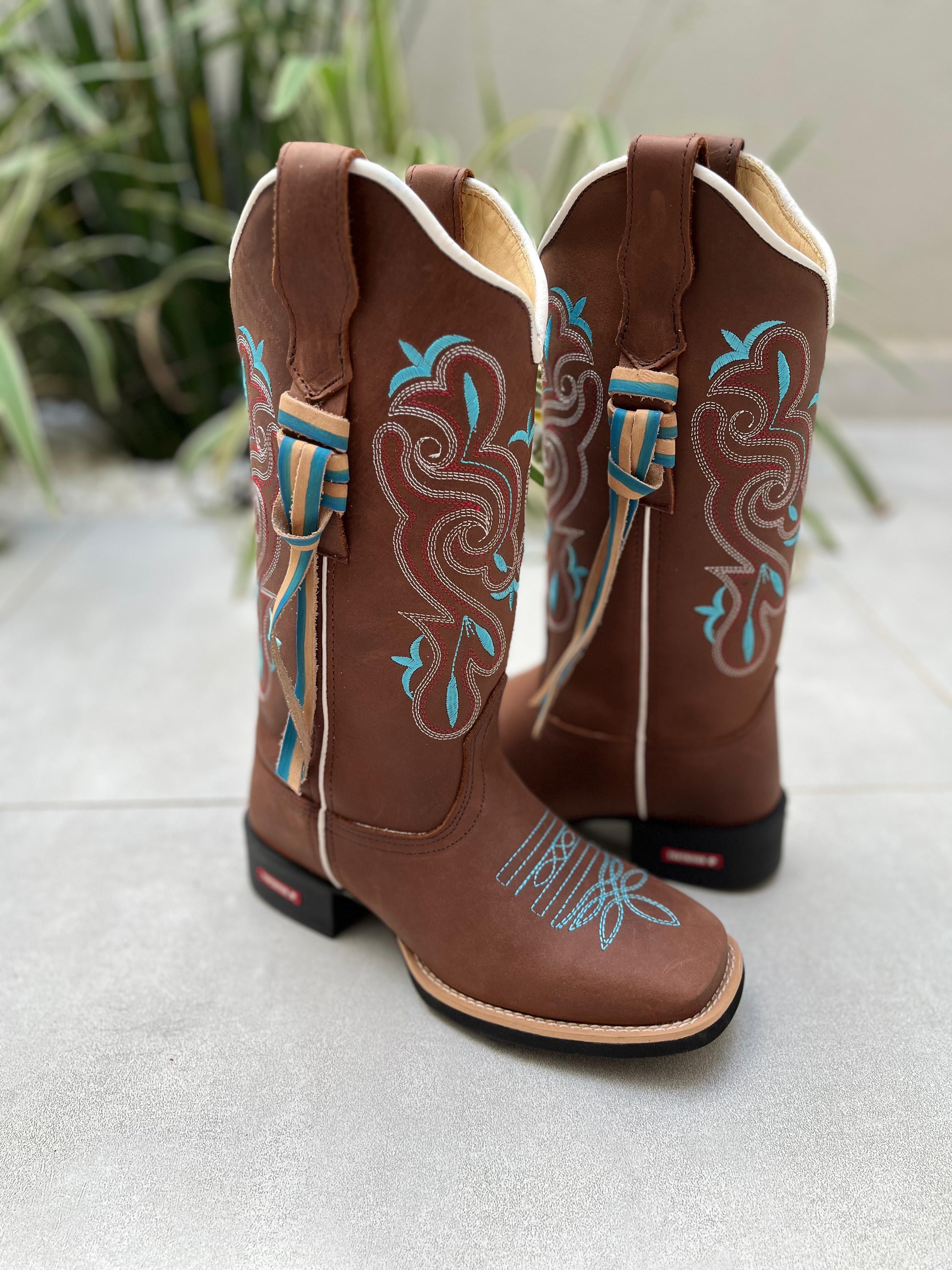 BOTA TEXANA EM COURO BORDADO AZUL COM CORDINHAS | Botas Texanas Bruto
