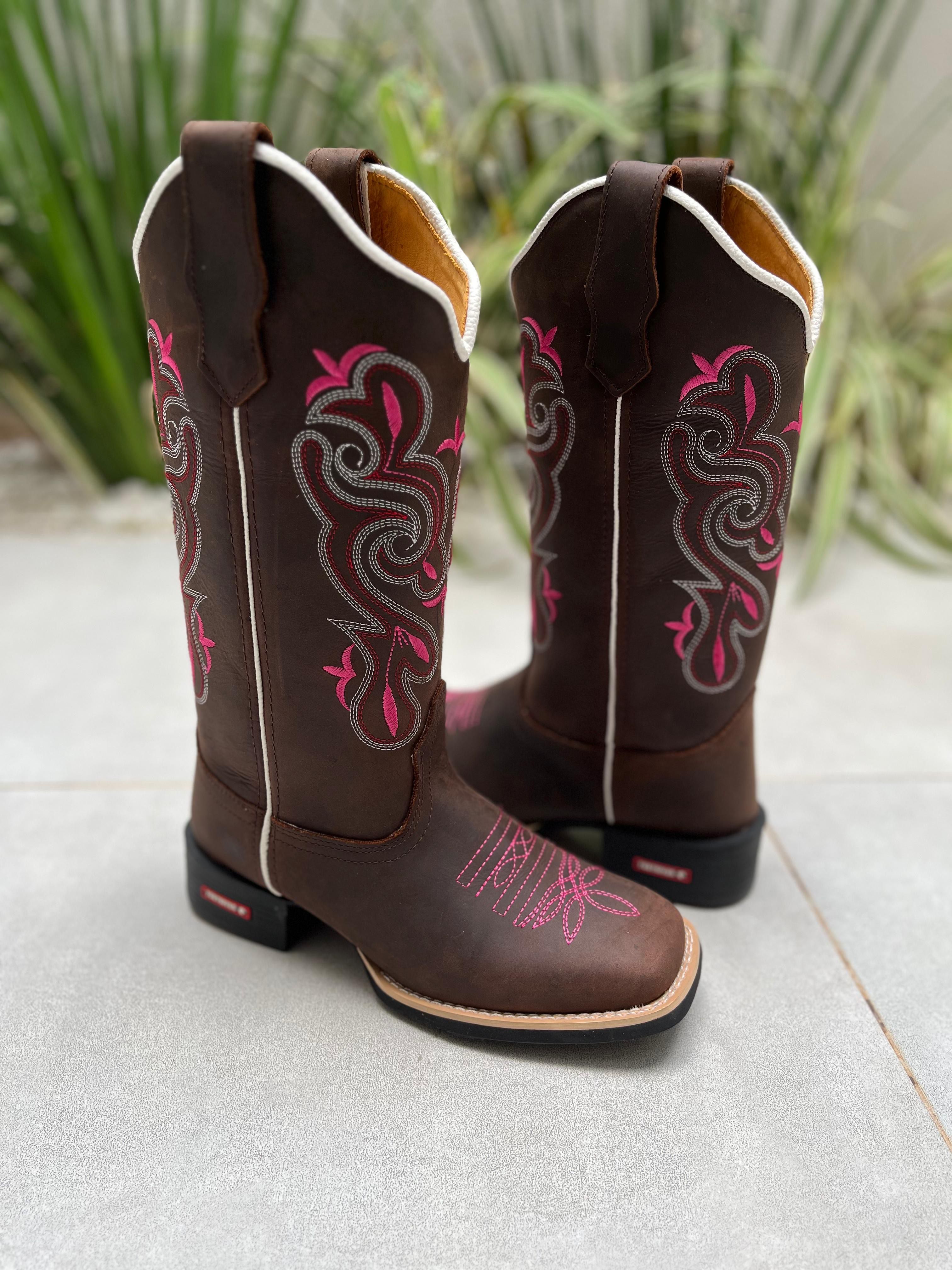 BOTA TEXANA EM COURO MARROM BORDADO ROSA | Botas Texanas Bruto