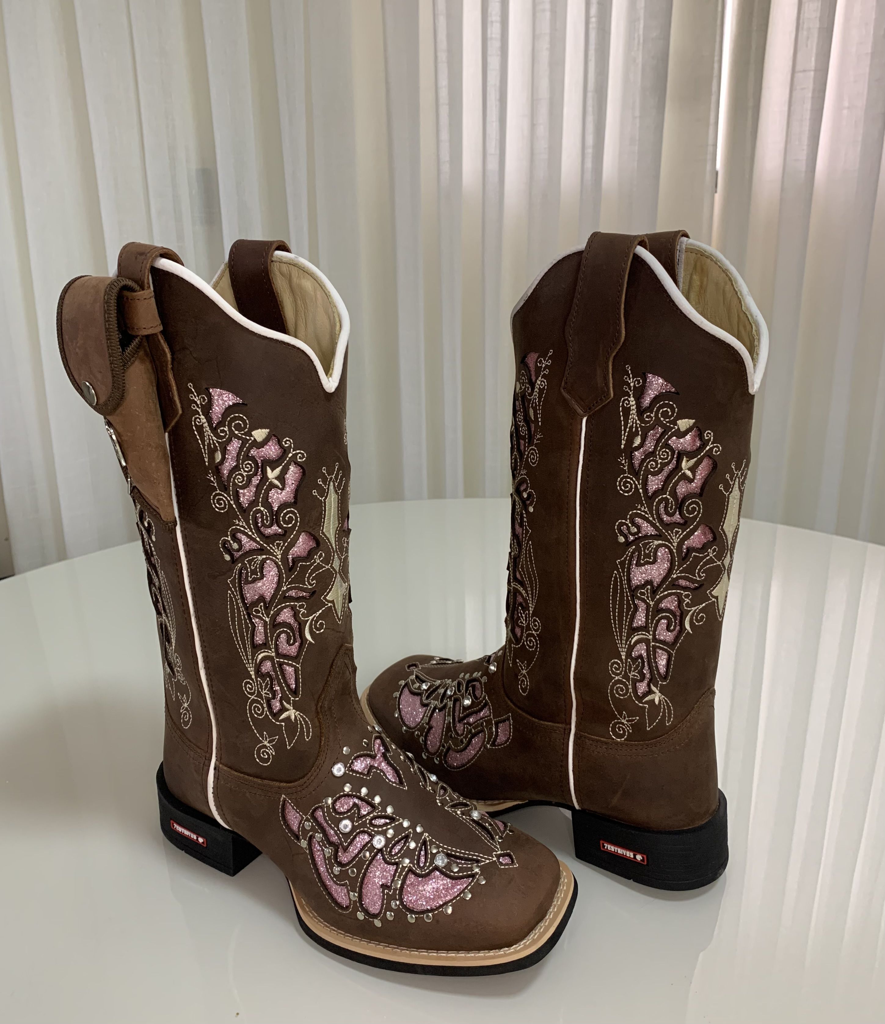 BOTA TEXANA EM COURO MARROM A LASER GLITTER ROSA COM METAIS + BAINHA ...