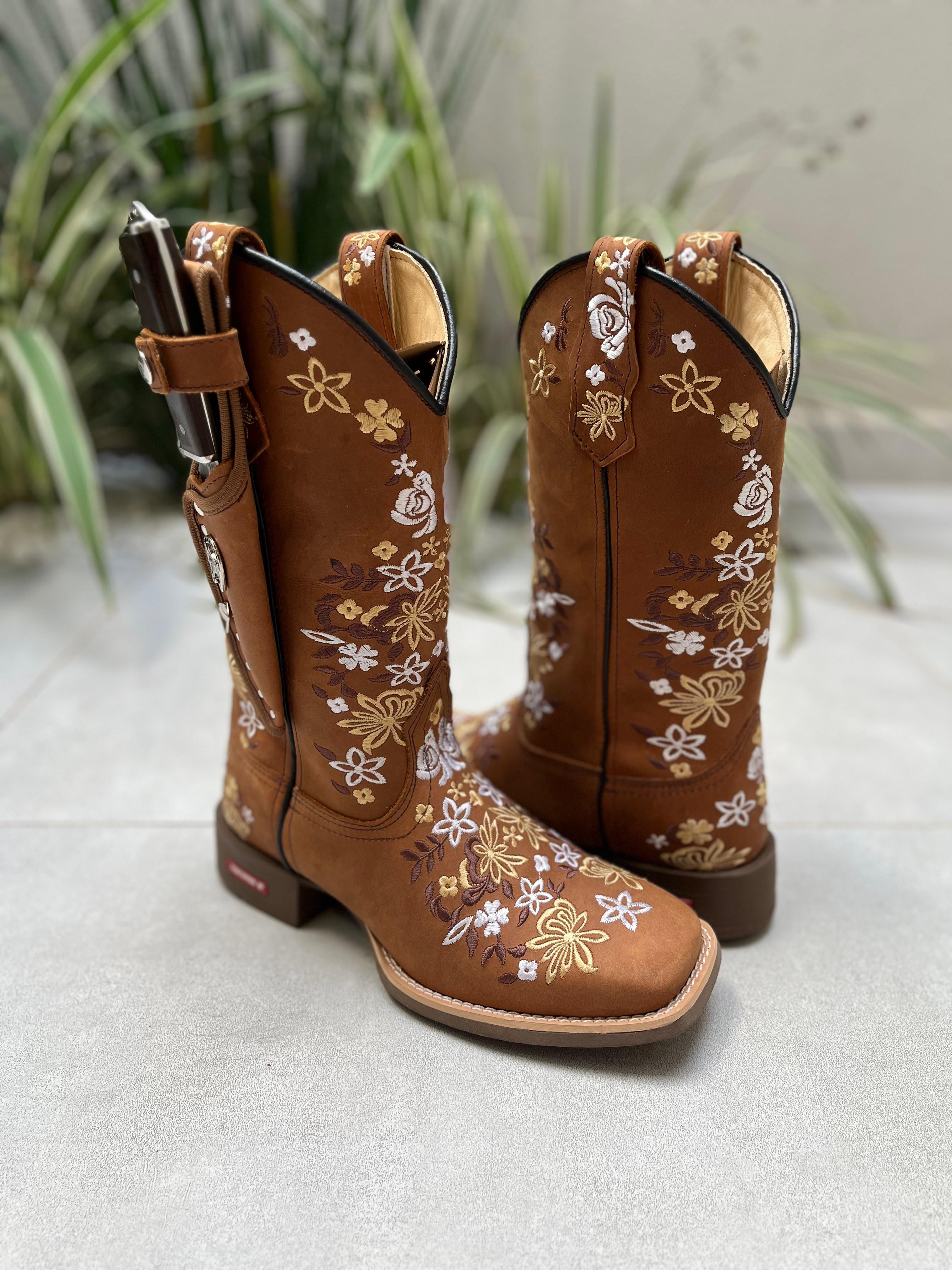 BOTA TEXANA EM COURO BORDADO FLORES + BAINHA + FACA | Botas Texanas Bruto