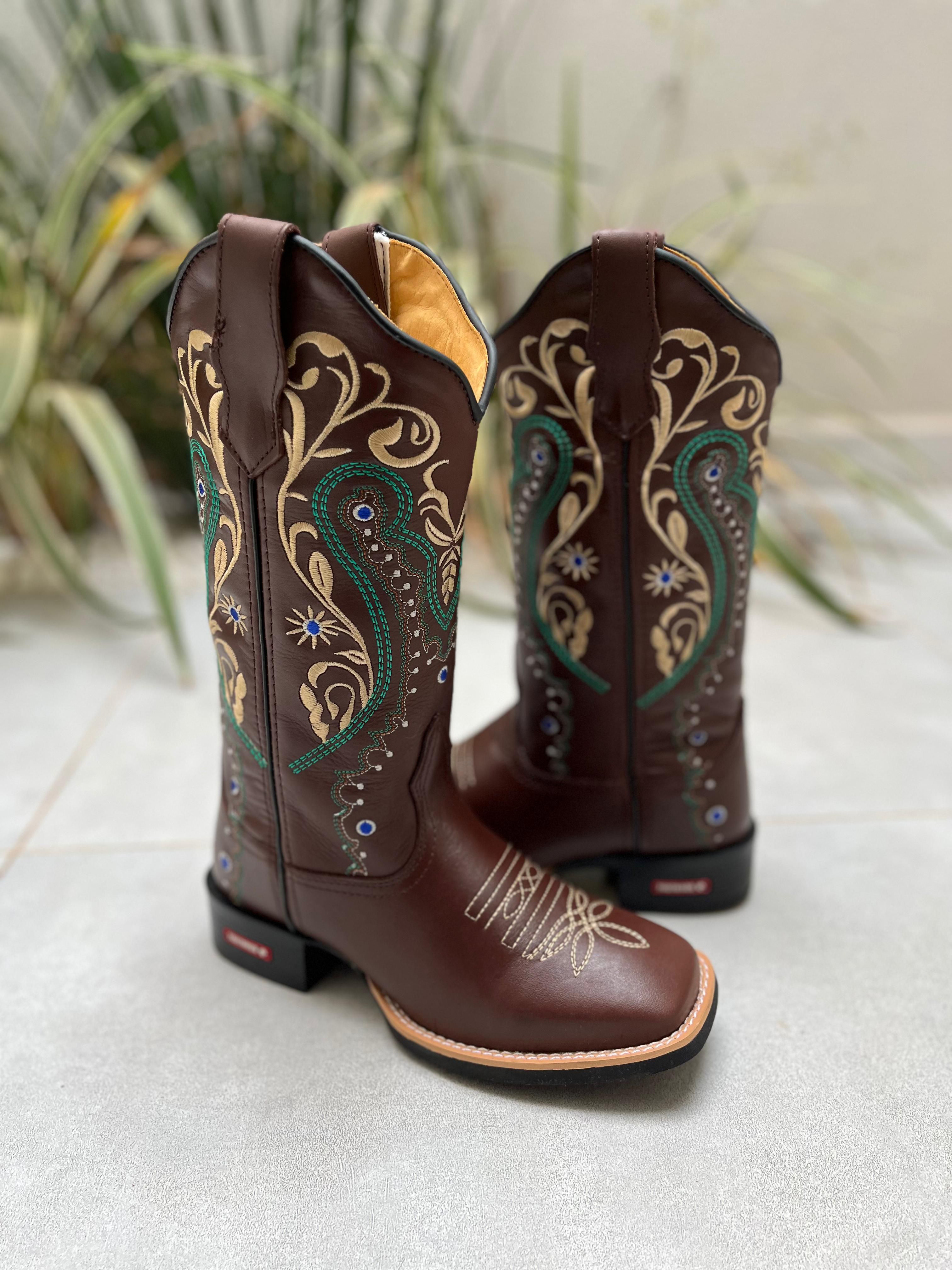 BOTA TEXANA EM COURO TRIBAL VERDE + FLORAO BEGE | Botas Texanas Bruto
