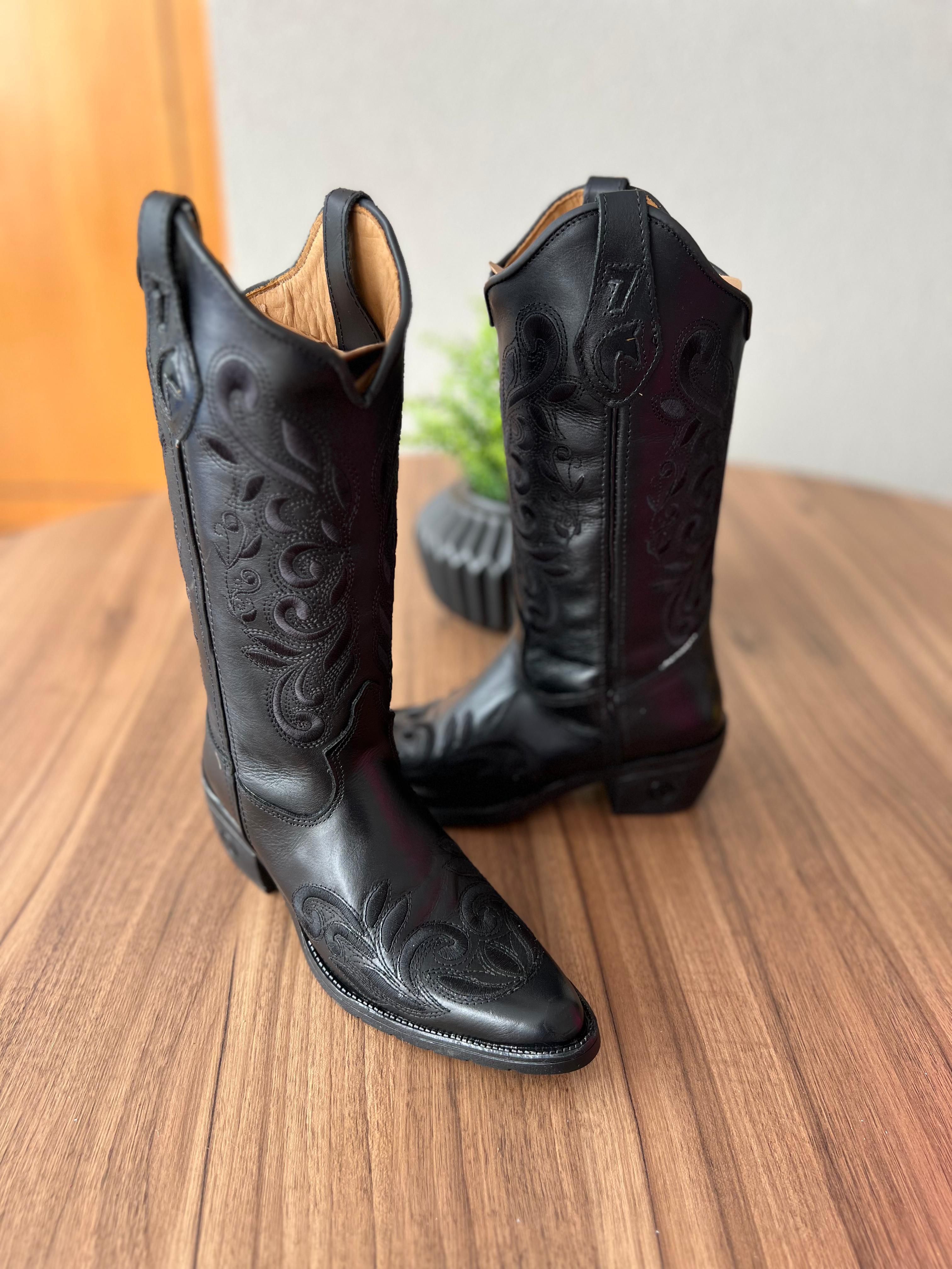 BOTA TEXANA EM COURO ALL BLACK BICO FINO SOLADO PVC | Botas Texanas Bruto