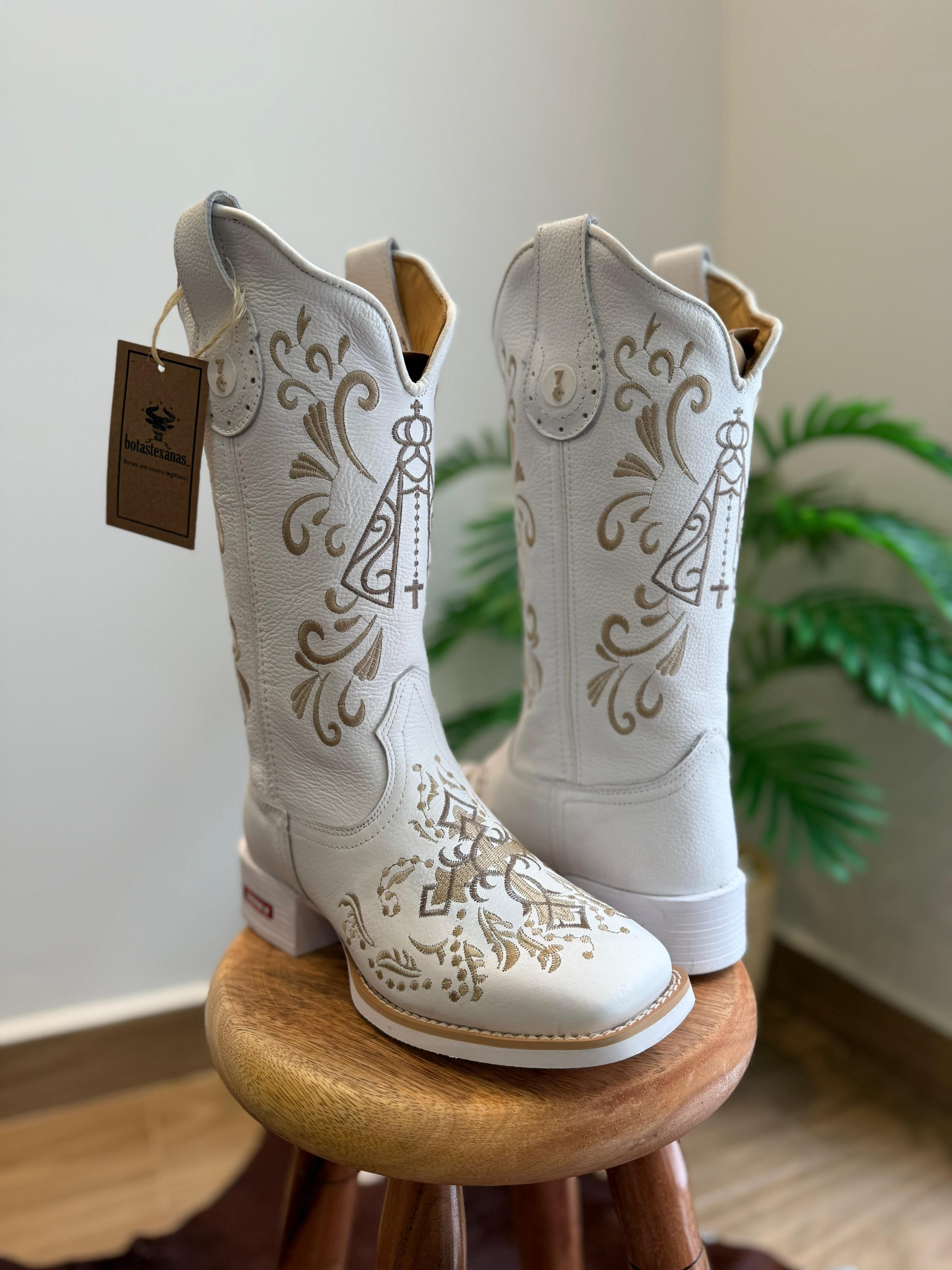 BOTA TEXANA EM COURO BRANCO BORDADO NOSSA SENHORA E CRUZ | Botas ...