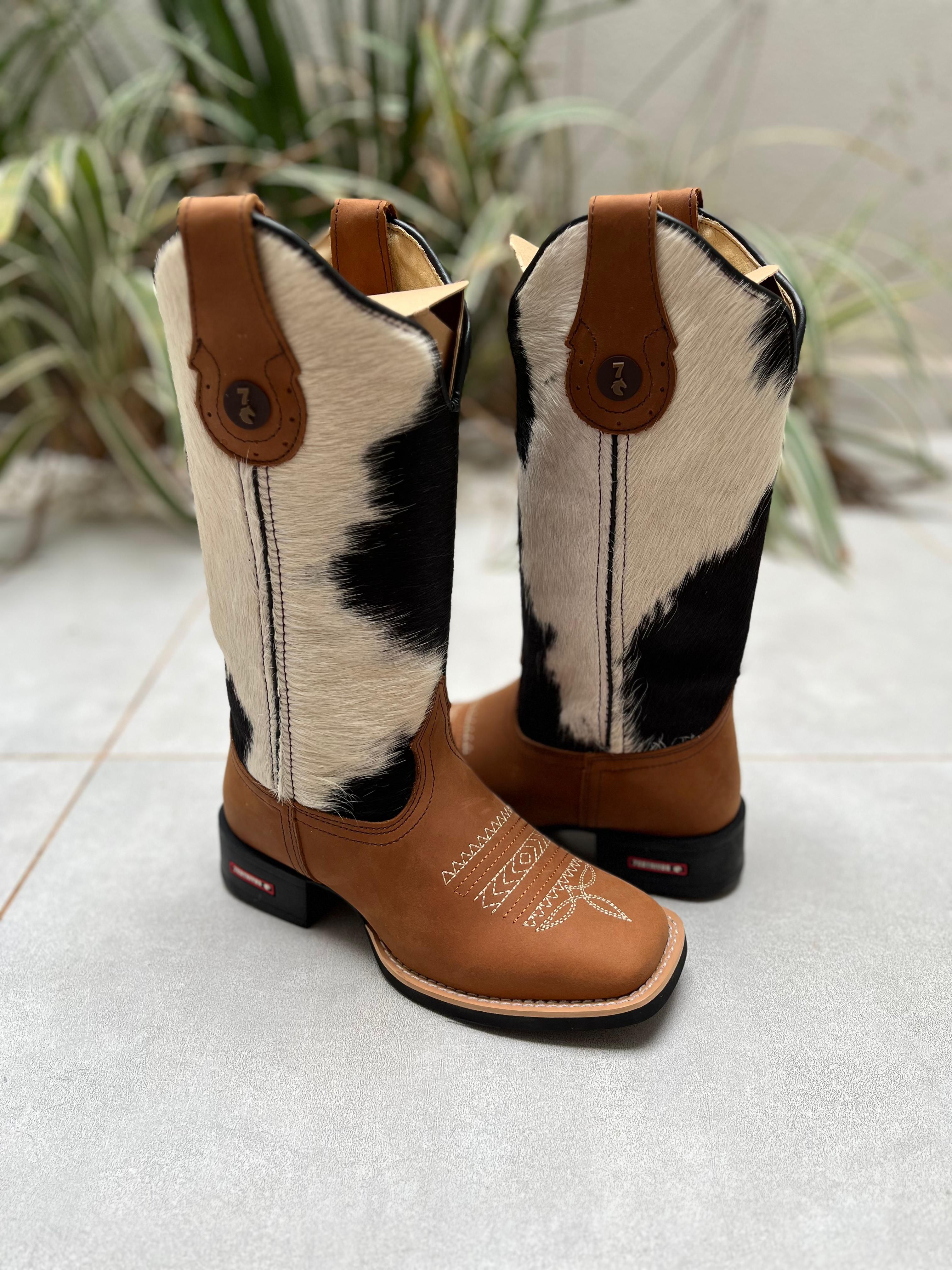 BOTA TEXANA EM COURO VACA MALHADA COM PELO PRETO BORDADO FLORAO | Botas ...