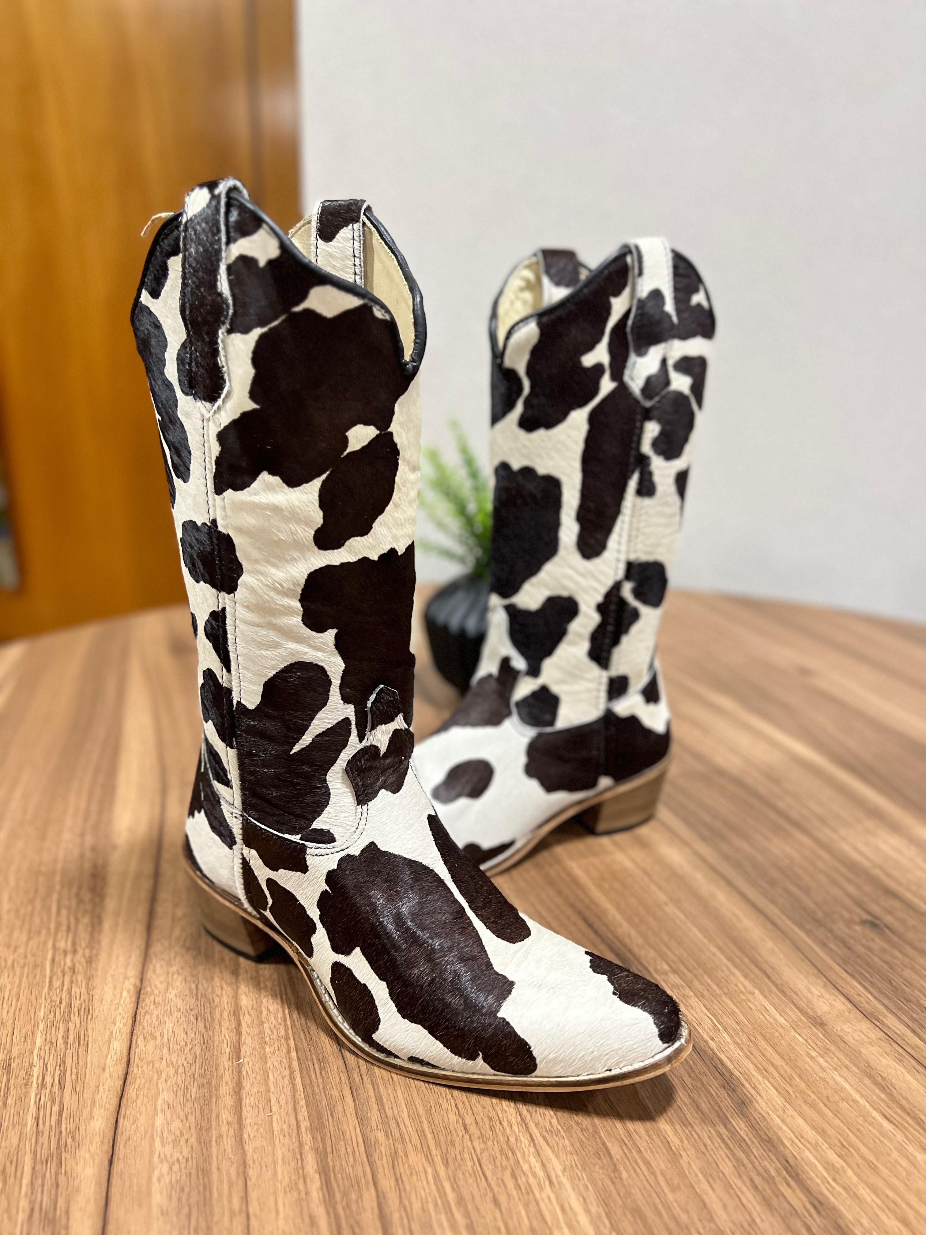 BOTA TEXANA EM COURO PELO VACA MALHADA PRETO E BRANCO BICO FINO SOLADO ...