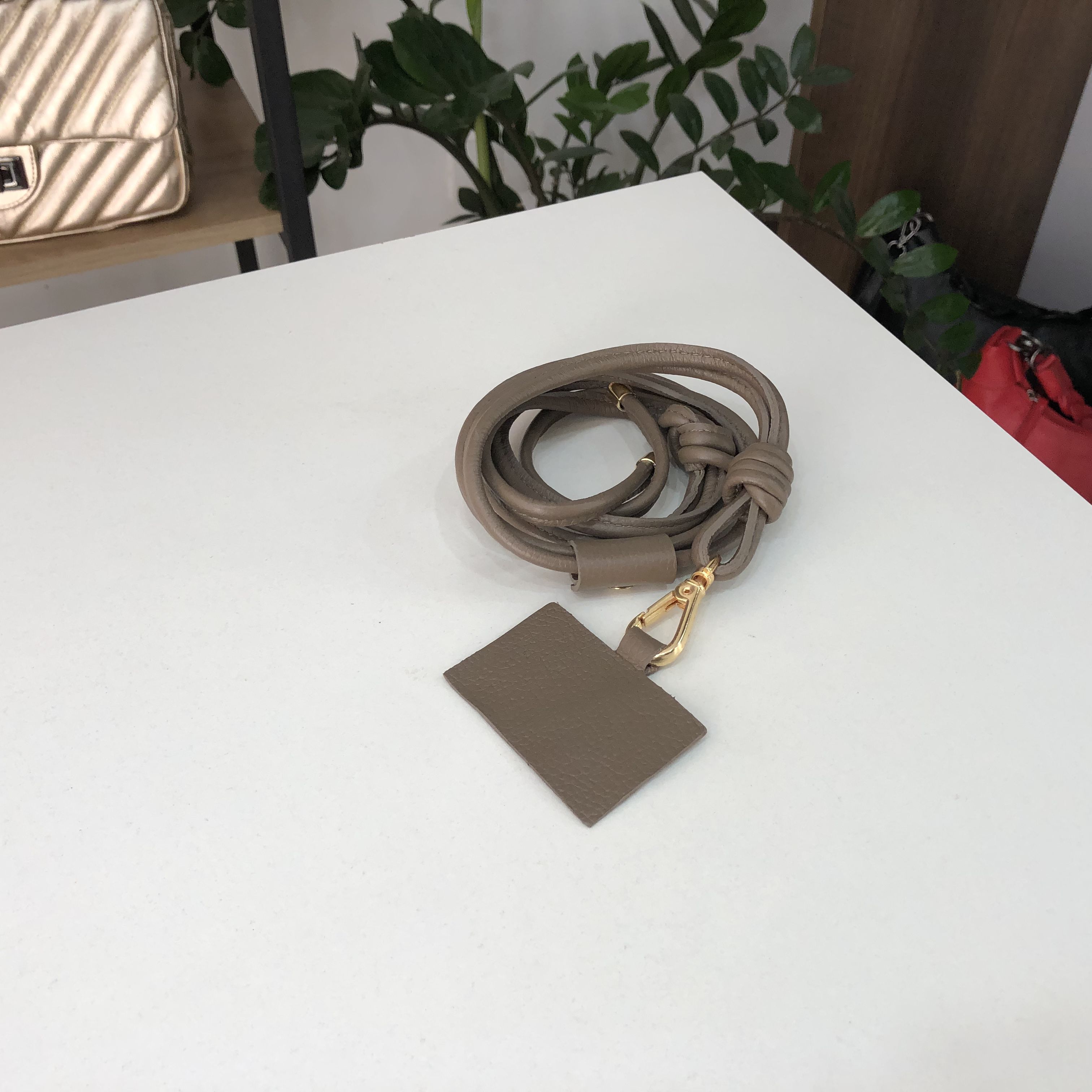 ALÇA PORTA CELULAR FENDI | Divina Luz