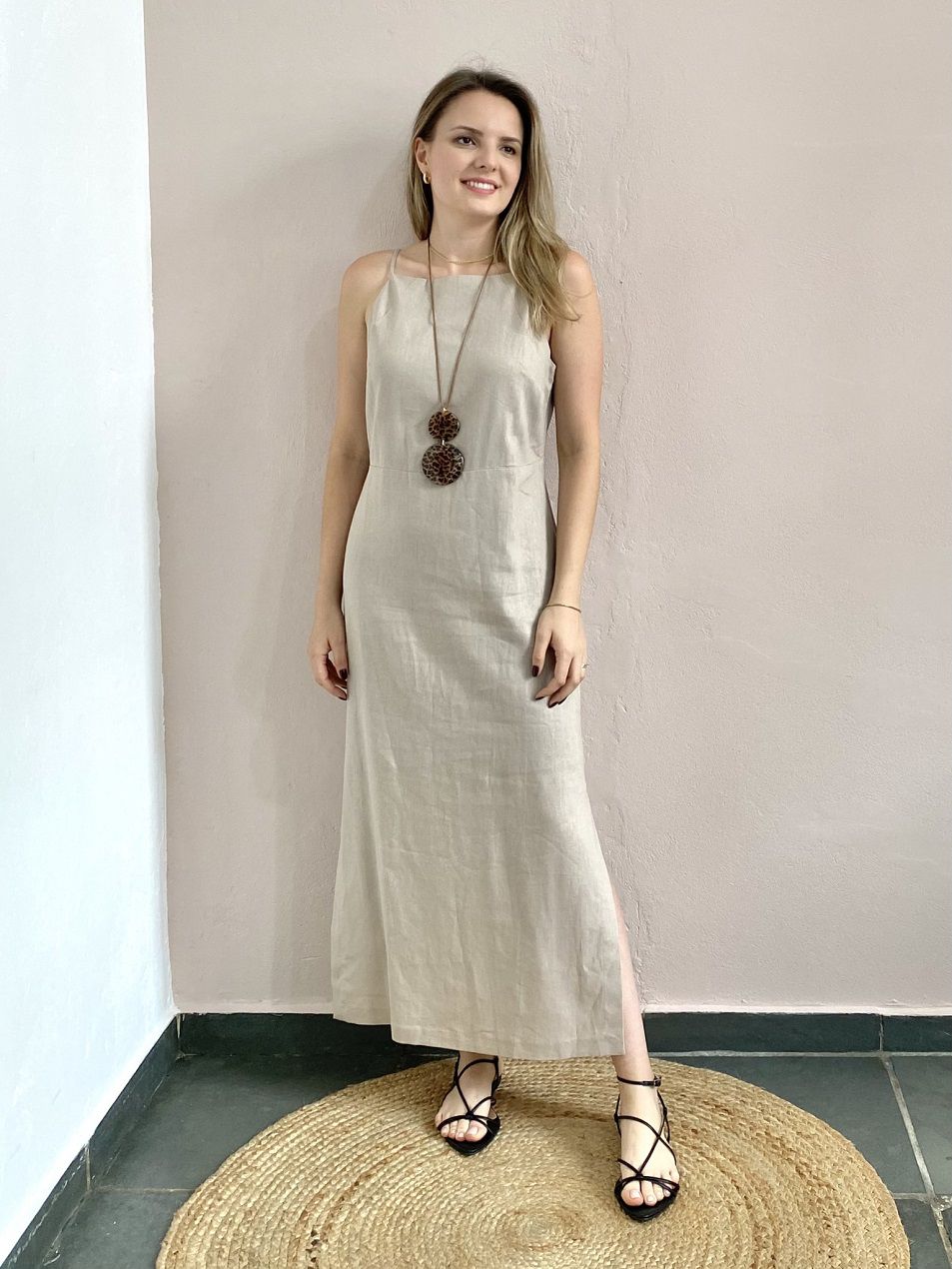 Vestido Linho Fenda Lateral - Areia | DONNA LELLA