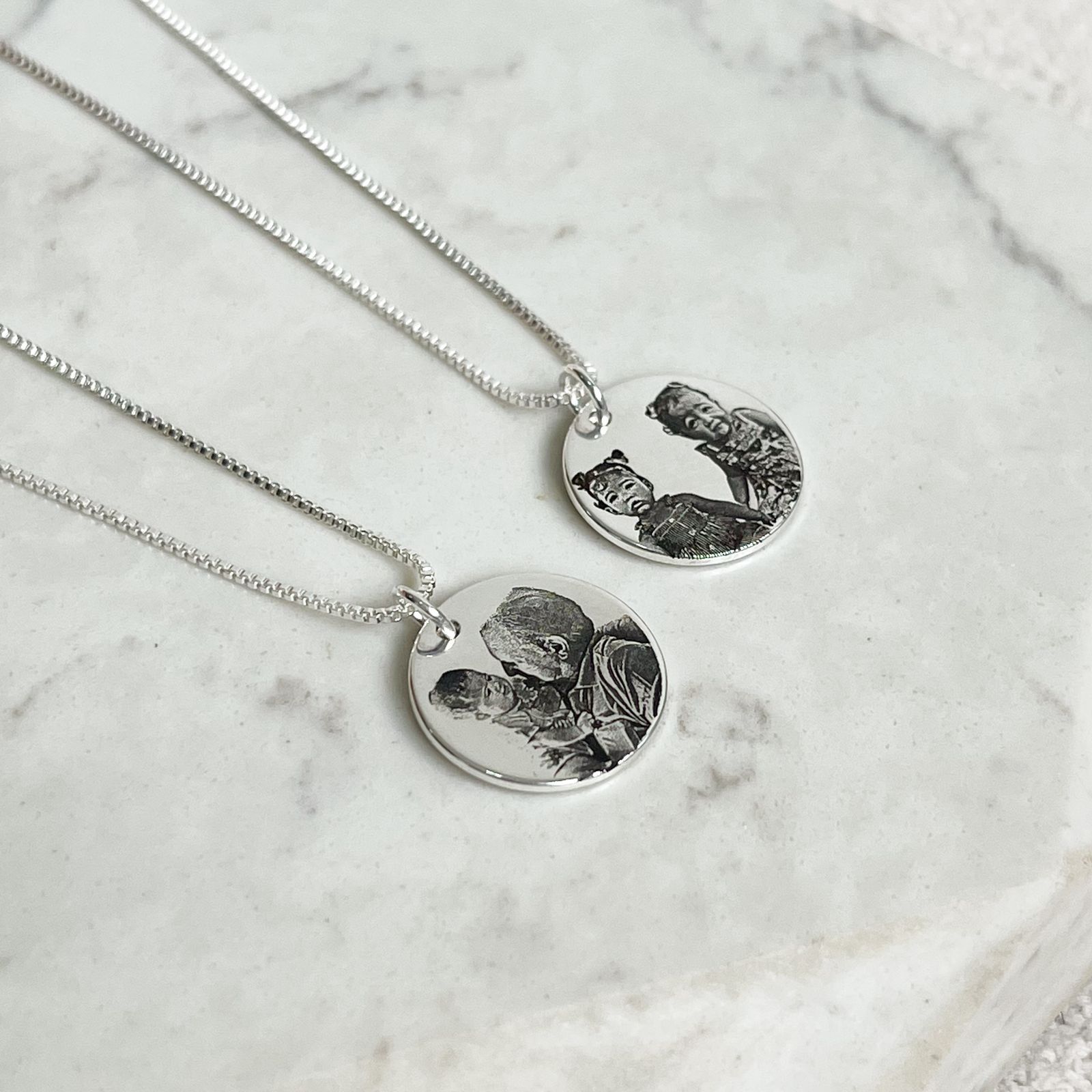 Kit 1 - 2 Colares medalha M Folheado em Prata 925 | IAIÁ Semijoias