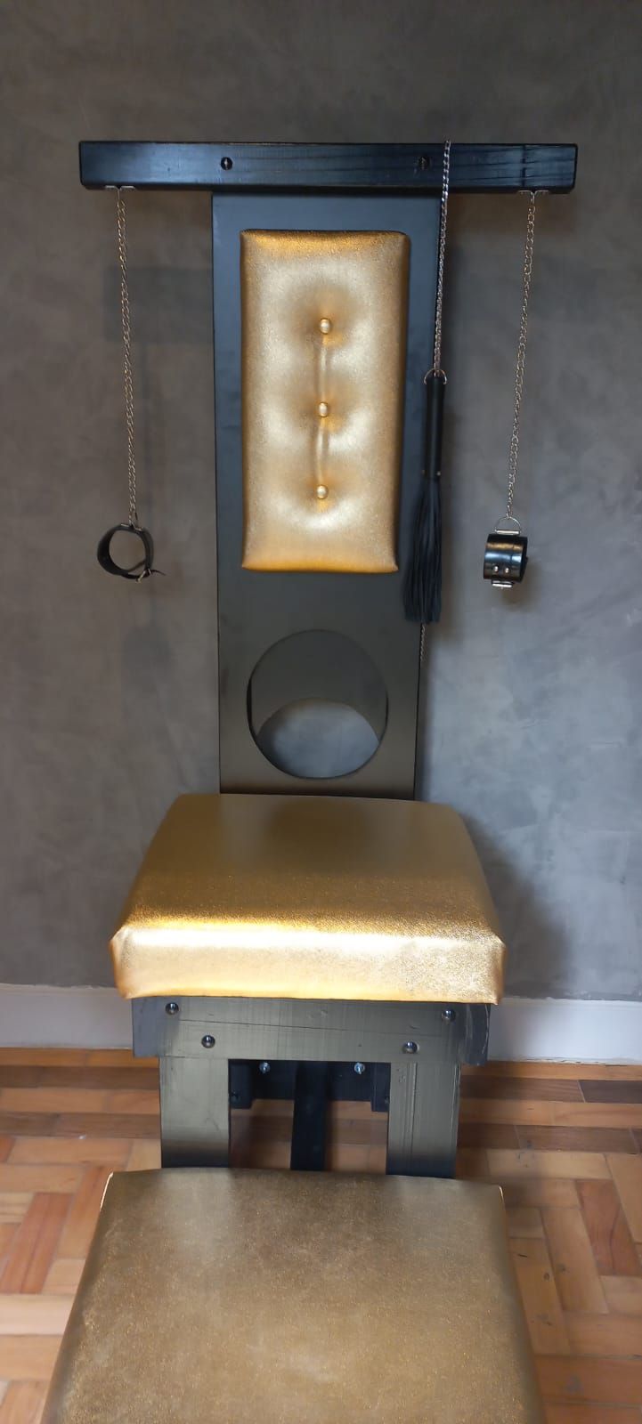 Móvel guilhotina dourado Sado sadomasoquista | L'amour Boutique Erótica