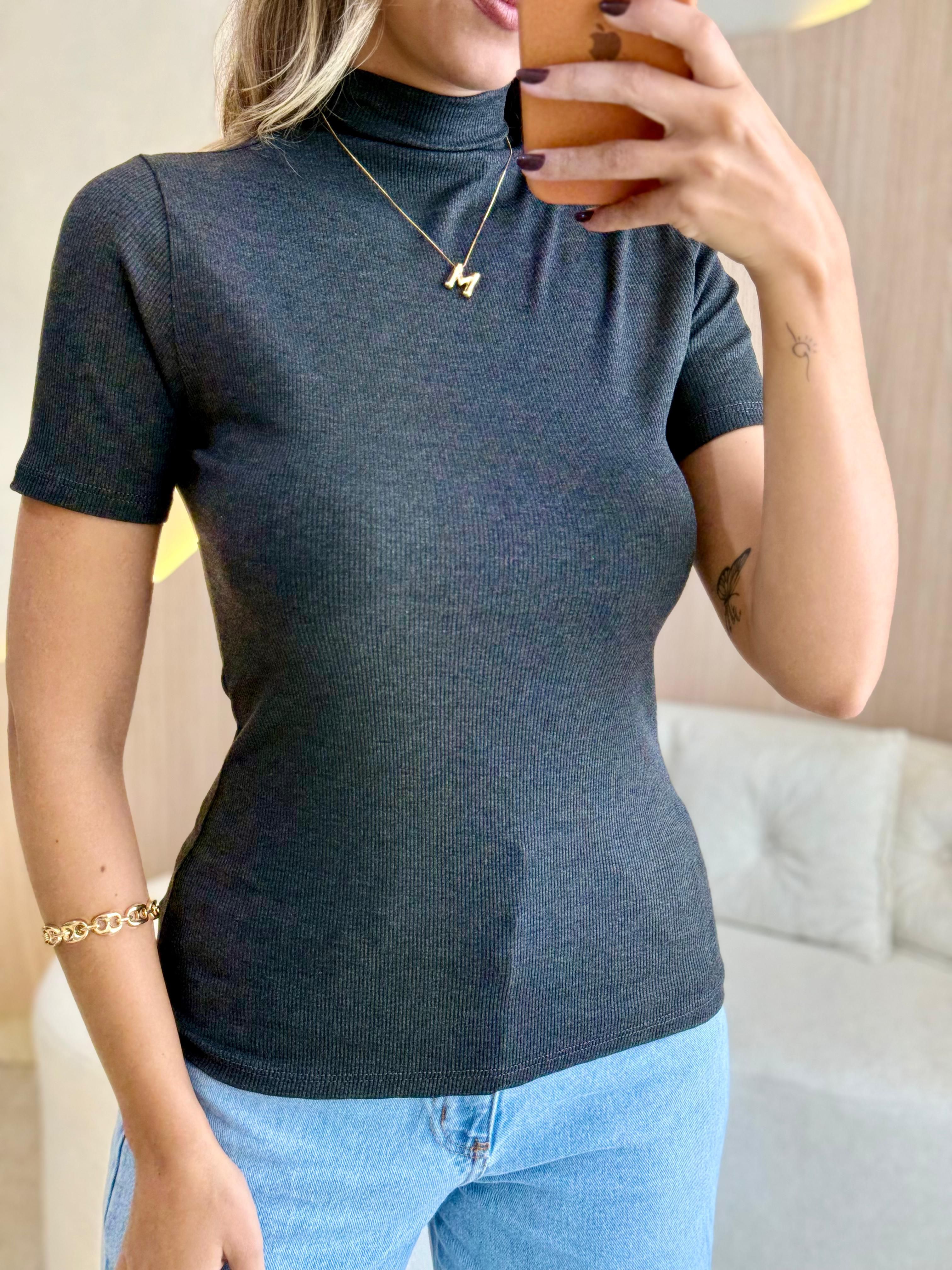 BLUSA CANELADA GOLA ALTA CHUMBO | MOOD STORE