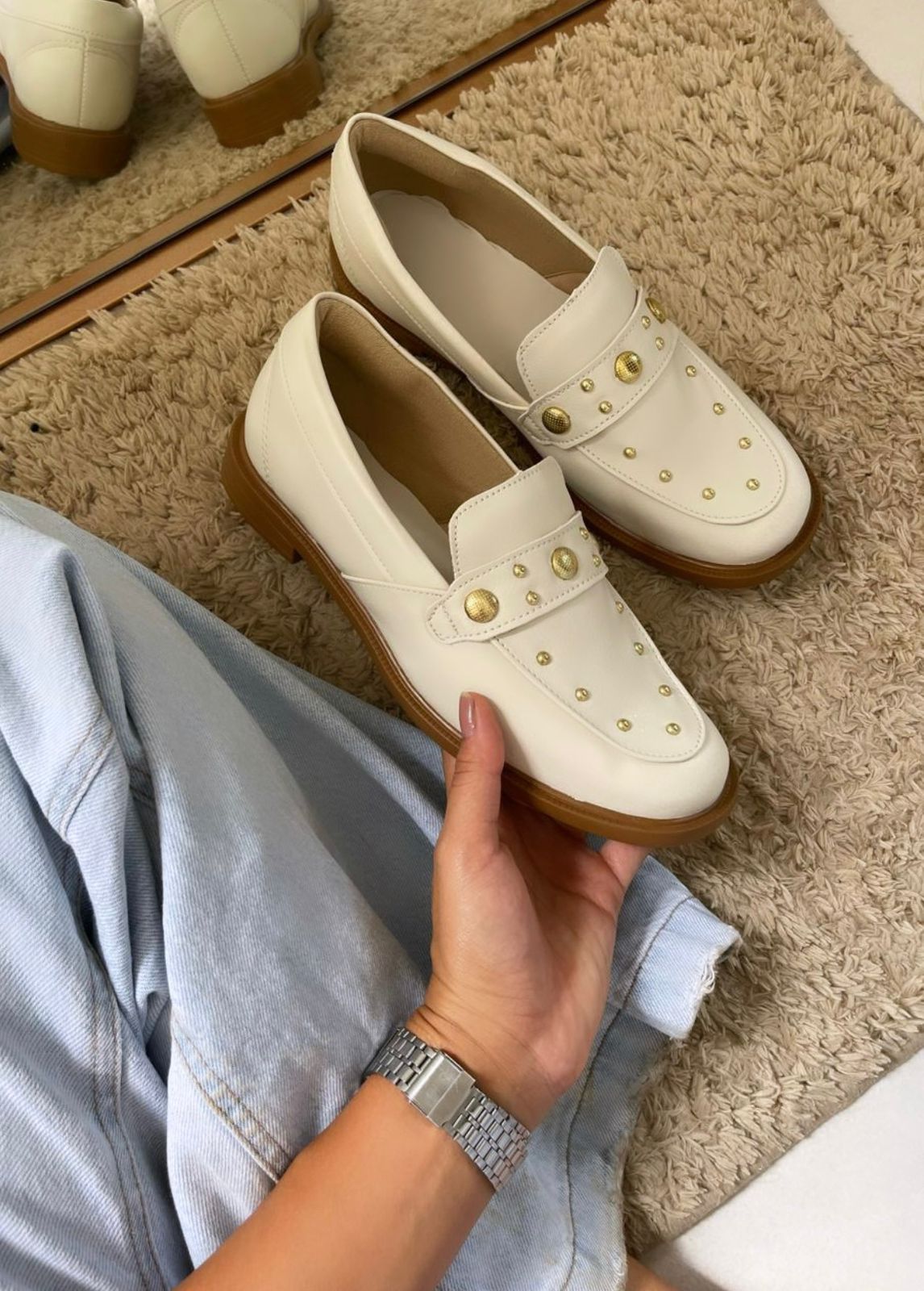 MOCASSIM CLÁSSICO OFF WHITE COM TACHINHAS | Catalogo Pronta Entrega