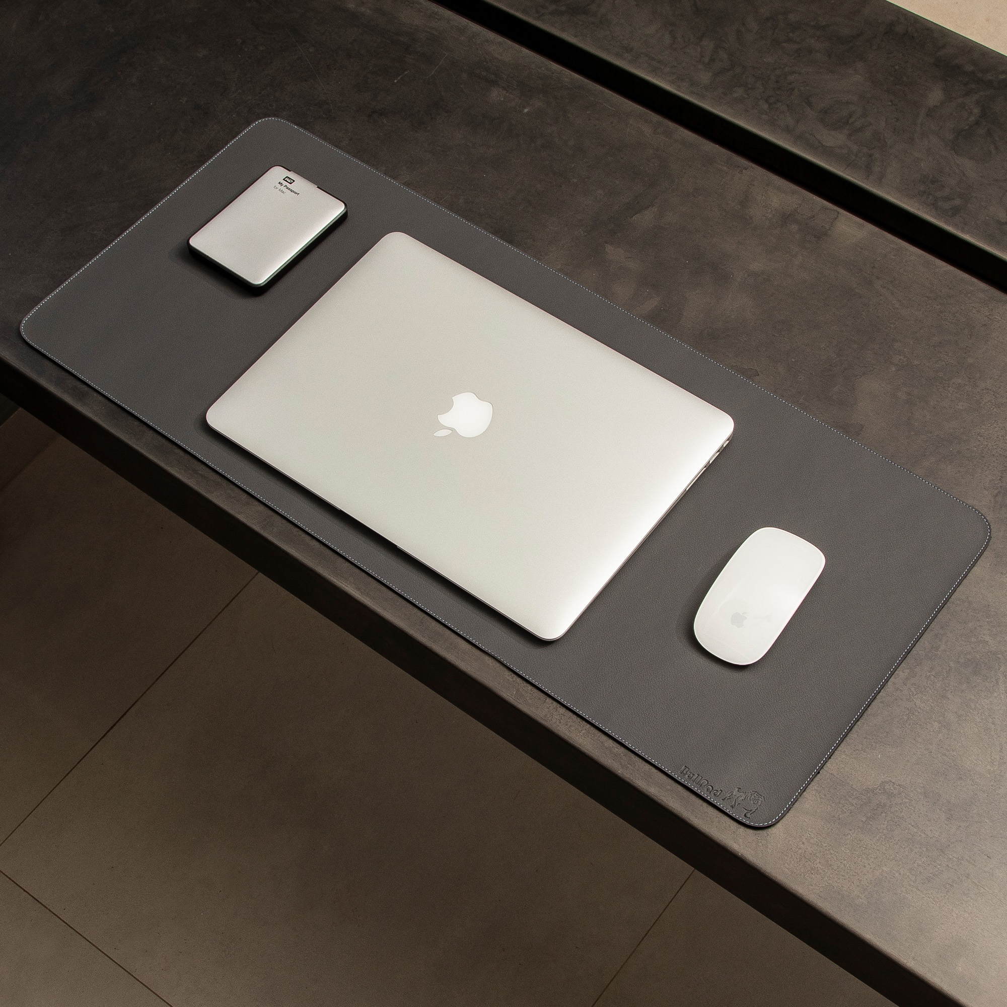 Desk Pad MAX 70x30cm Grafite em couro sintético | BULLPAD