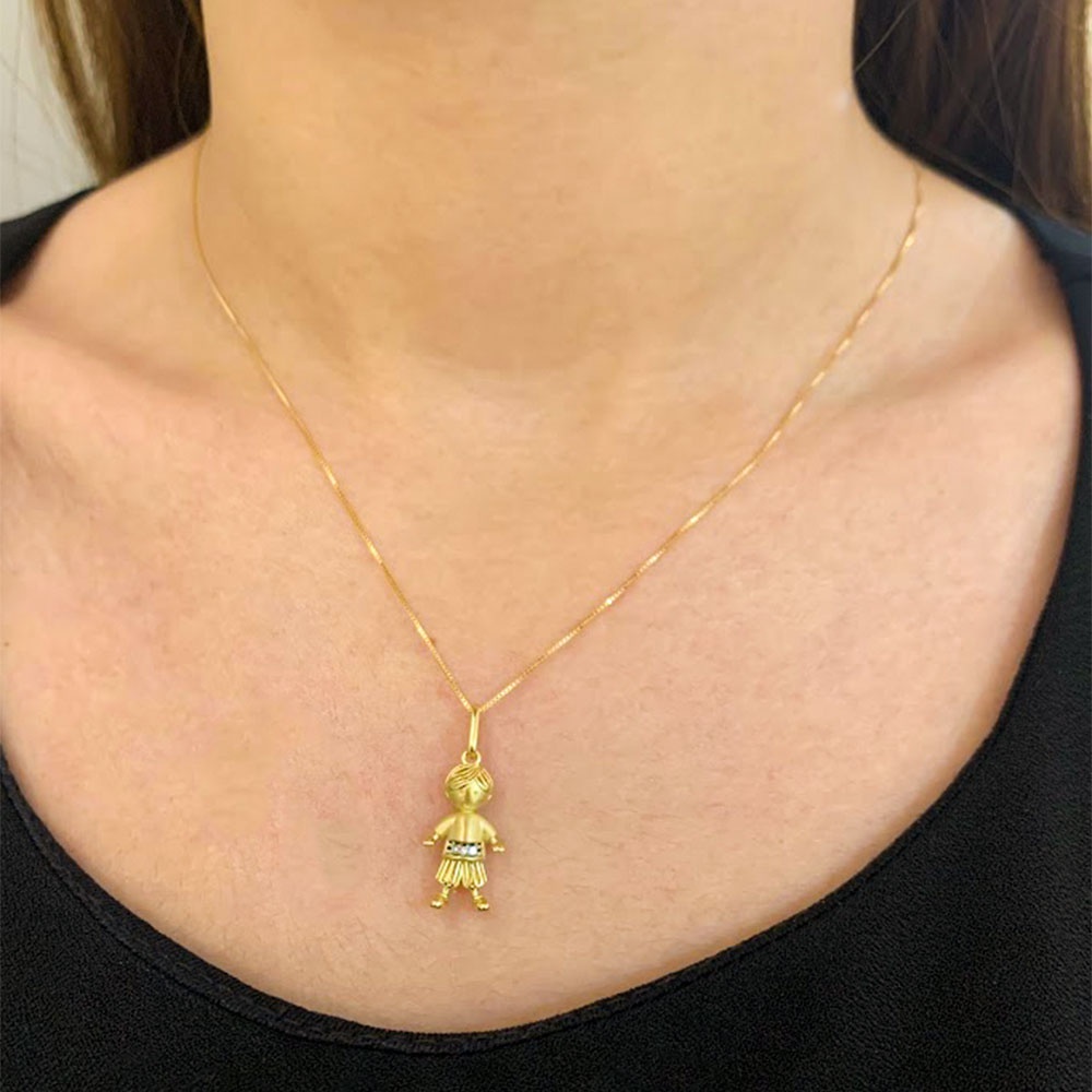 Pingente Ouro 18K Filho Menino Roupinha com Brilhantes