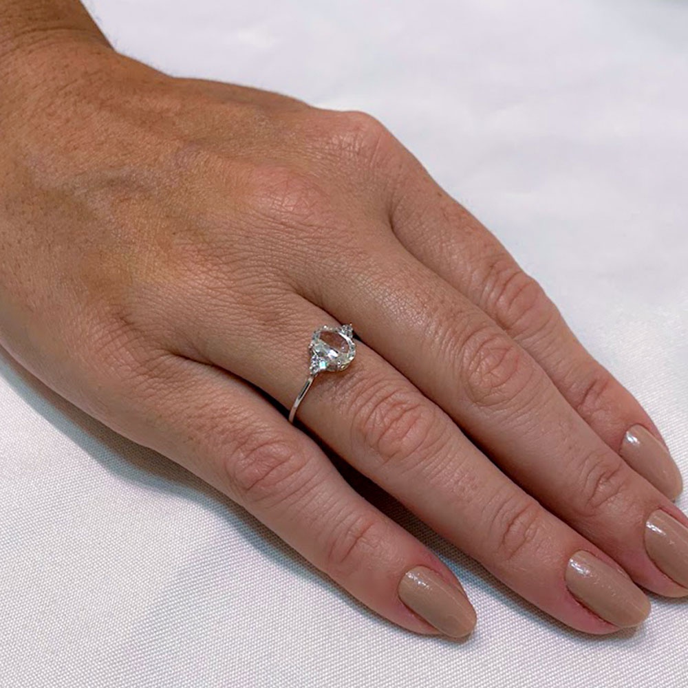 Anel Oval de Topázios Brancos Ouro Branco 18K