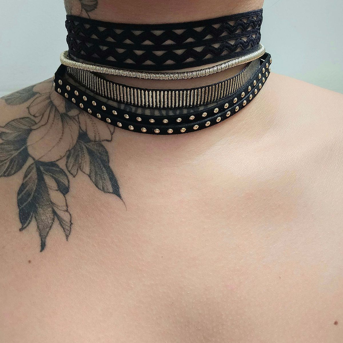 Lote Com 10 Chokers Detalhadas - Chérie Bijoux