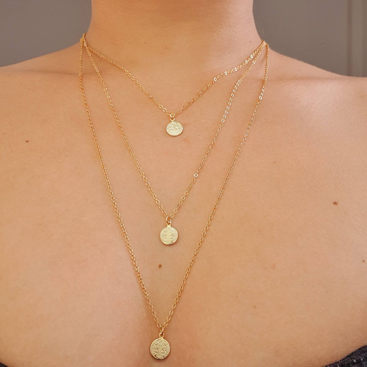 Colar Triplo Folheado A Ouro 18K Medalhas - Chérie Bijoux