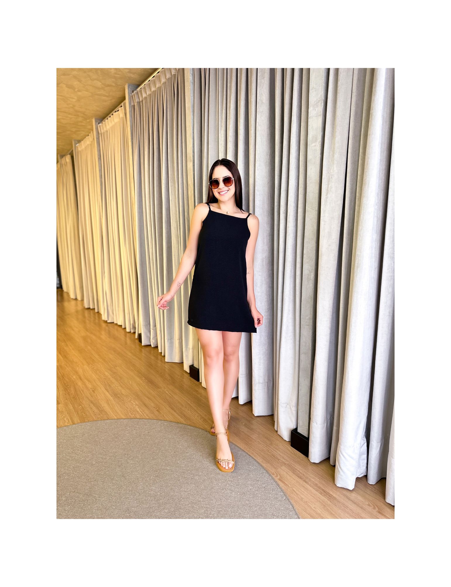 VESTIDO CURTO LELLE DECOTE COSTAS PRETO | Lelle & Co