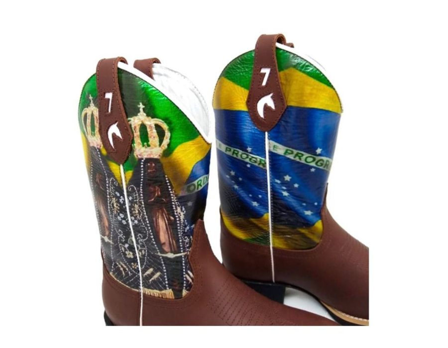 BOTA TEXANA EM COURO CANO ESTAMPADO NOSSA SENHORA E BANDEIRA DO BRASIL | Botas Texanas Bruto