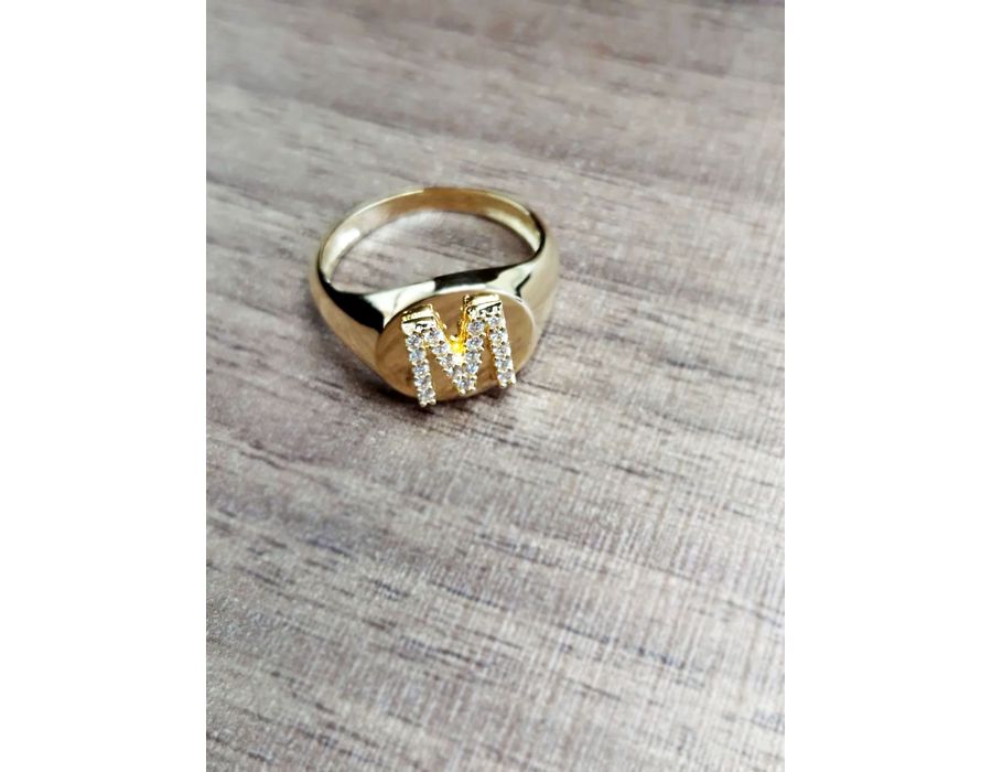 Anel em Ouro 18k Personalizado com a Inicial Cravejada | Helder Joalheiros