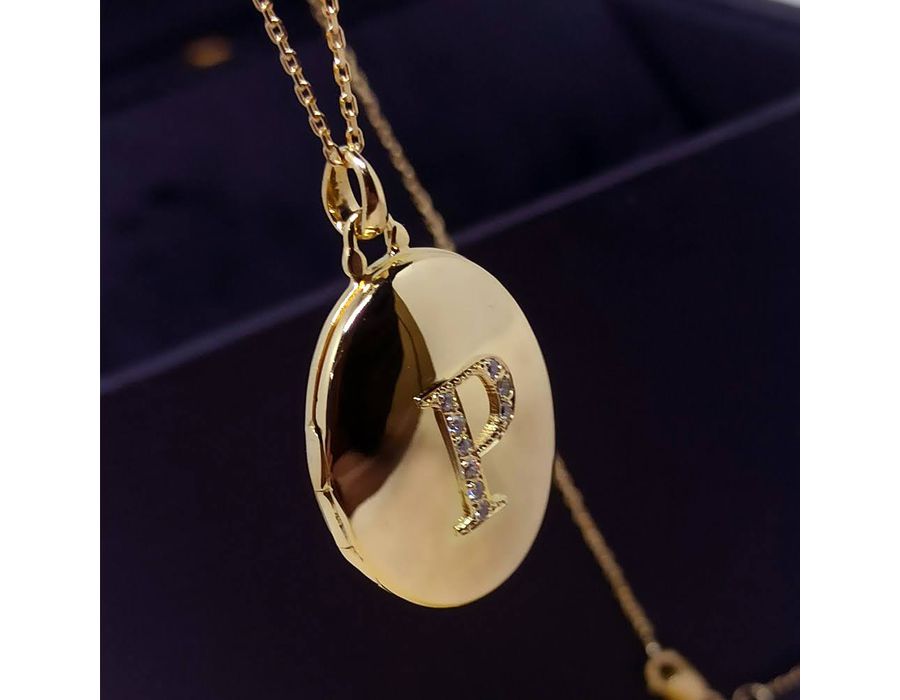Relicário Radiante Inicial em Ouro 18k 750 Oval com Letra e Brilhantes ...