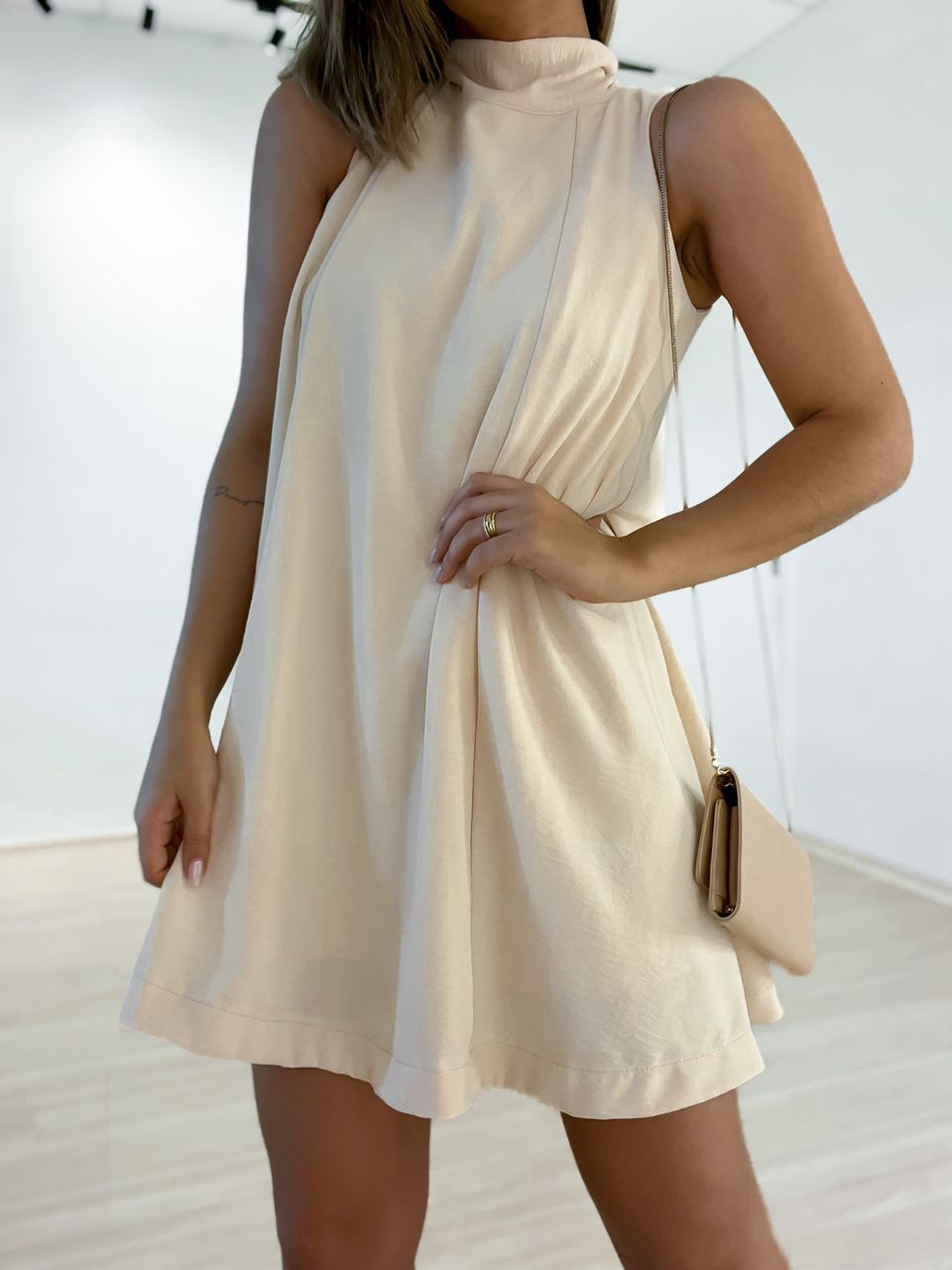 VESTIDO CREPE GOLA Areia | CAROLLA FERRARO